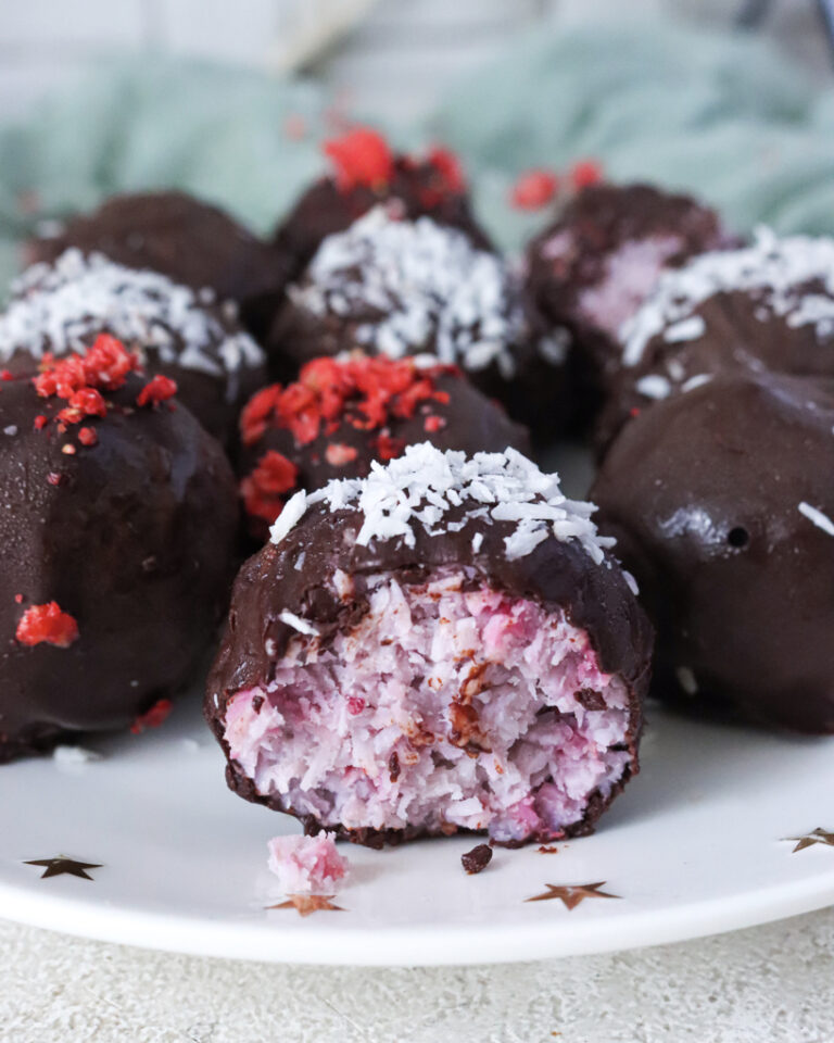 Raspberry Coconut Chocolate Bars – Easy & Healthy (Bountys)