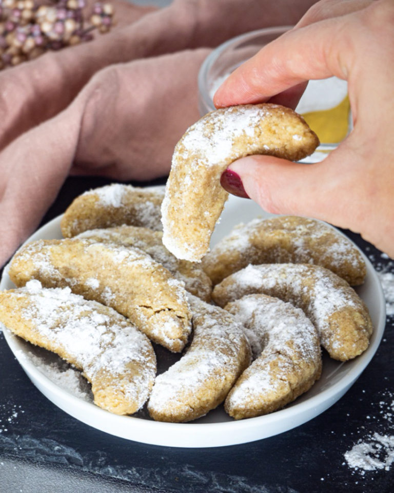Easy German Vanilla Crescent Cookies